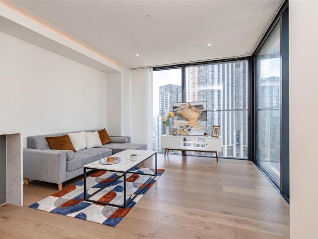 2 bedroom flat to rent on Marsh Wall, London