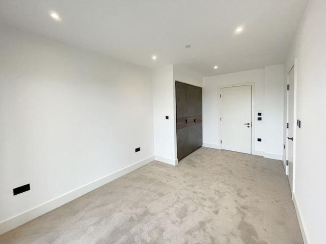 2 bedroom flat to rent on Monarch Square, London