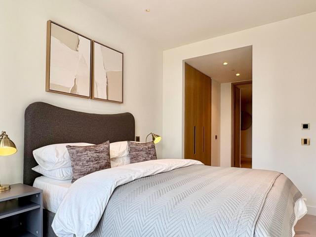 2 bedroom flat to rent on Nine Elms Lane, London