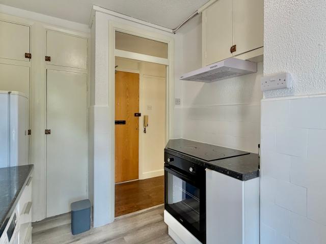 2 bedroom flat to rent on North End Road, London