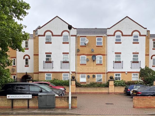 2 bedroom flat to rent on Aaron Hill Road, London