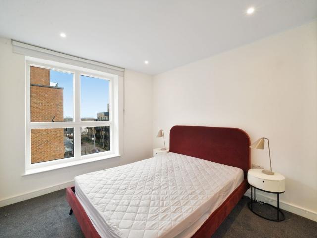 2 bedroom flat to rent on Accolade Avenue, London