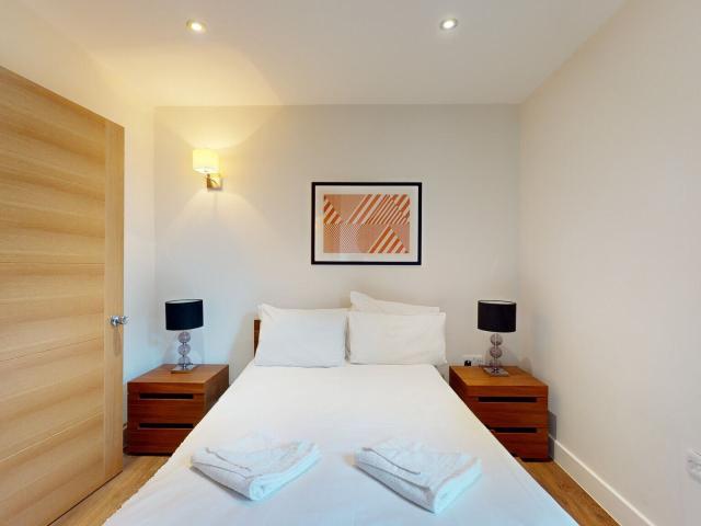 2 bedroom flat to rent on Back Church Lane, London
