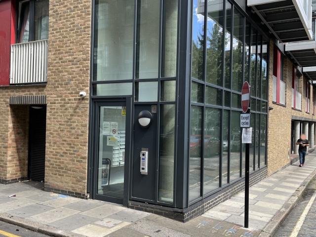 2 bedroom flat to rent on Back Church Lane, London