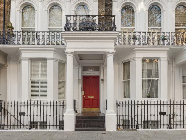 2 bedroom flat to rent on Beaufort Gardens, London