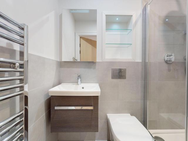 2 bedroom flat to rent on Beverley Way, London