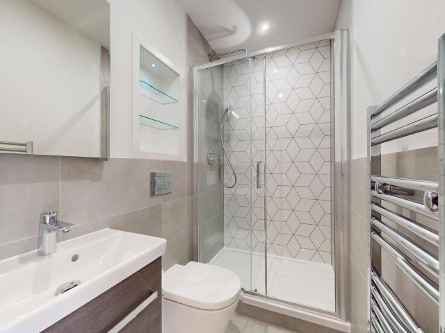 2 bedroom flat to rent on Beverley Way, London