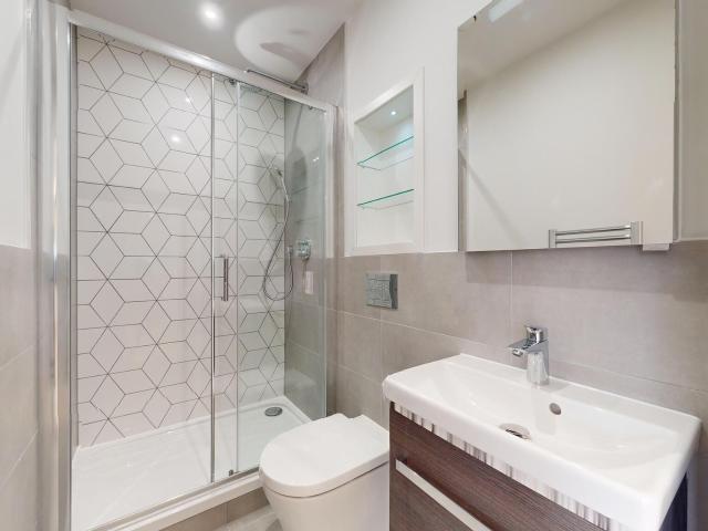 2 bedroom flat to rent on Beverley Way, London