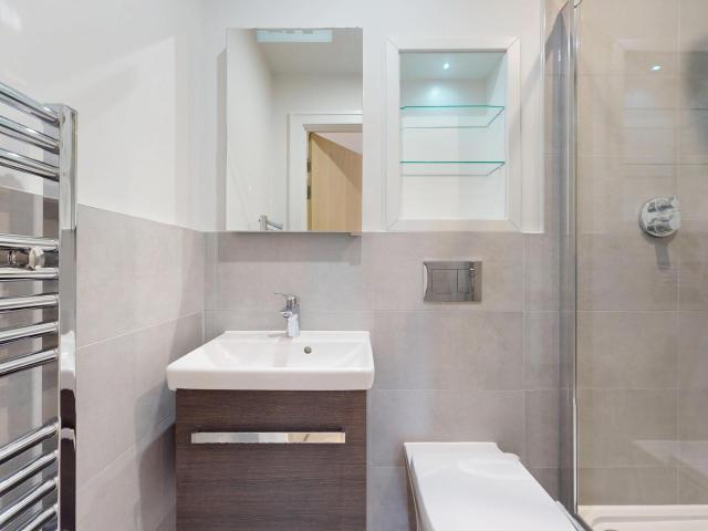 2 bedroom flat to rent on Beverley Way, London