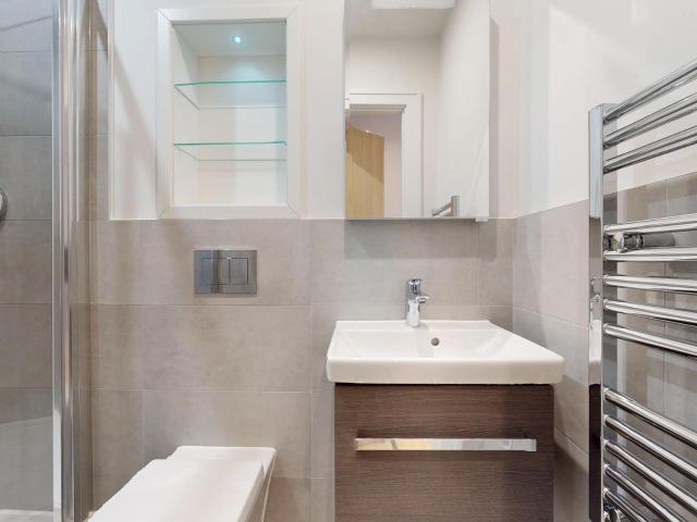 2 bedroom flat to rent on Beverley Way, London