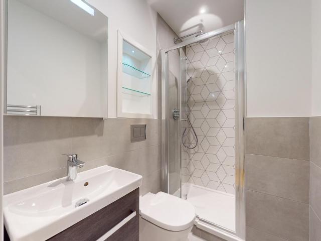 2 bedroom flat to rent on Beverley Way, London