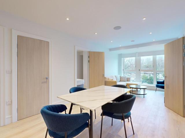 2 bedroom flat to rent on Beverley Way, London