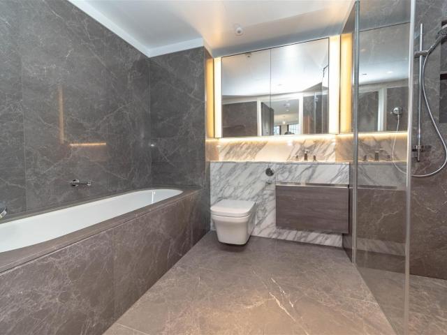 2 bedroom flat to rent on Carnation Way, London