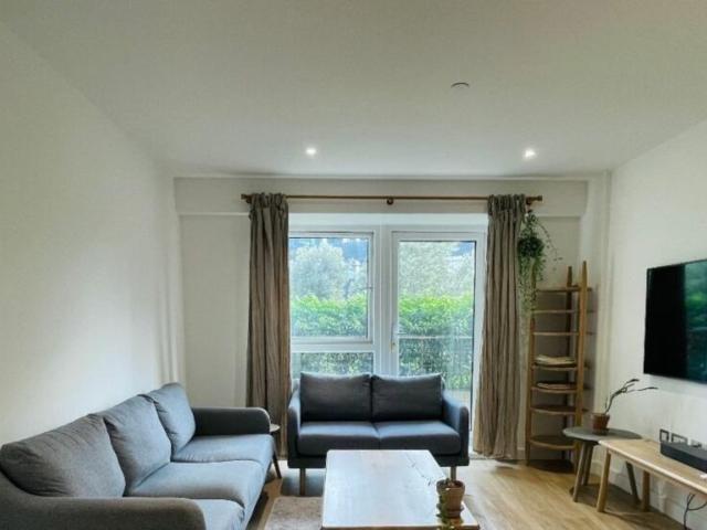 2 bedroom flat to rent on Caversham Road, London
