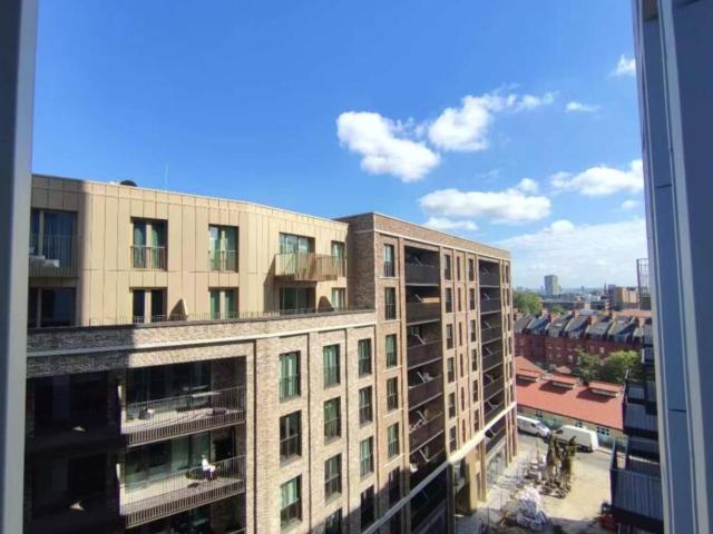 2 bedroom flat to rent on Cendal Crescent, London