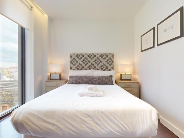 2 bedroom flat to rent on Charles Clowes Walk, London
