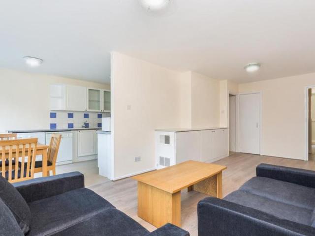 2 bedroom flat to rent on Clipstone Street, London