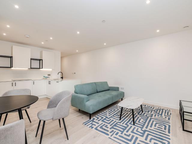2 bedroom flat to rent on Coster Avenue, London