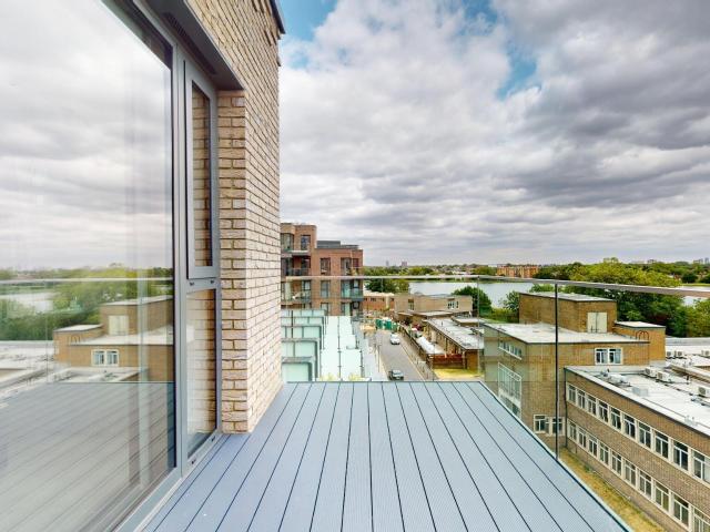2 bedroom flat to rent on Coster Avenue, London