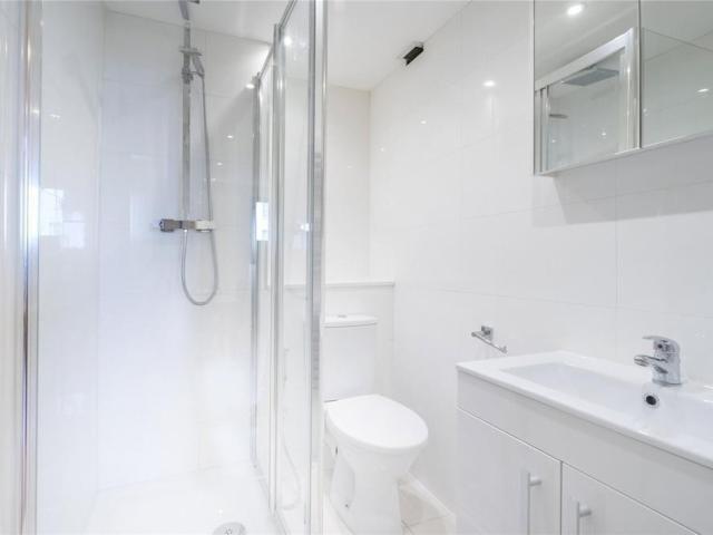 2 bedroom flat to rent on Cromwell Road, London