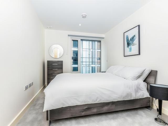 2 bedroom flat to rent on Duke Of Wellington Avenue, London