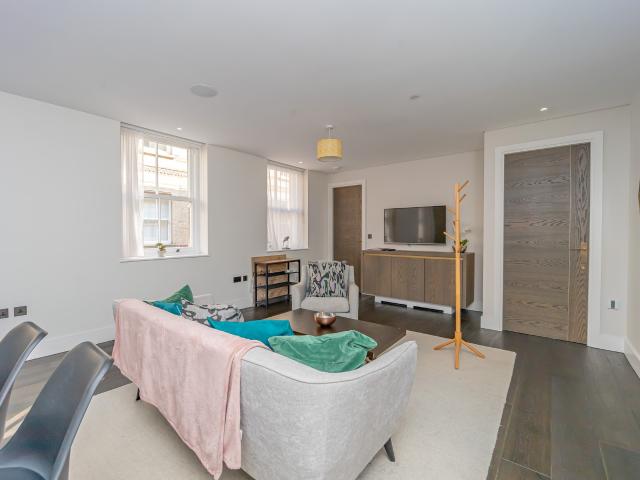 2 bedroom flat to rent on Dyer's Buildings, London