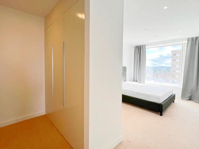 2 bedroom flat to rent on Deacon Street, London