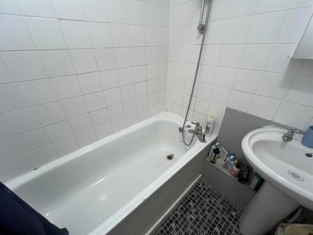 2 bedroom flat to rent on Doric Way, London