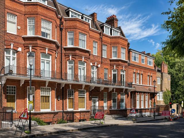 2 bedroom flat to rent on Elm Park Gardens, London