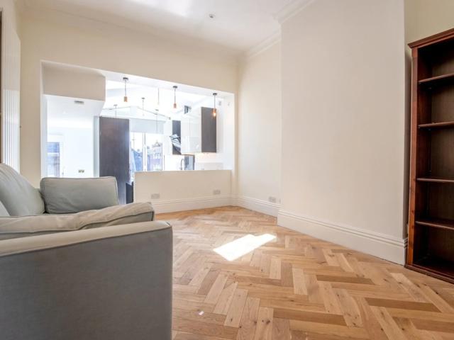 2 bedroom flat to rent on Fulham Road, London