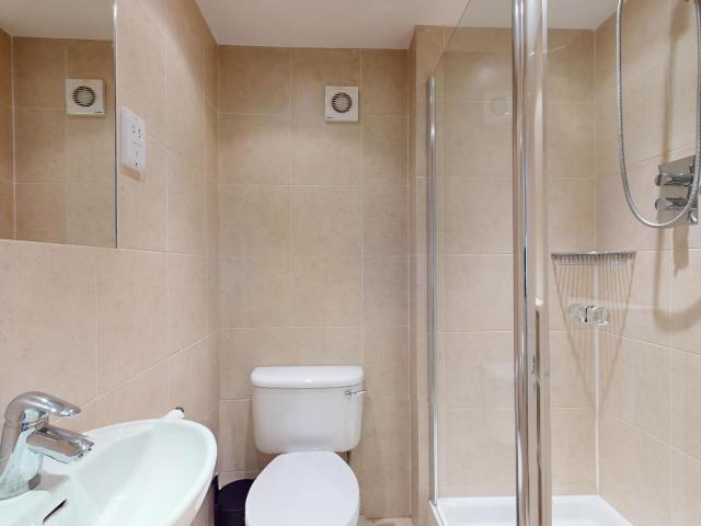 2 bedroom flat to rent on Fulham Road, London