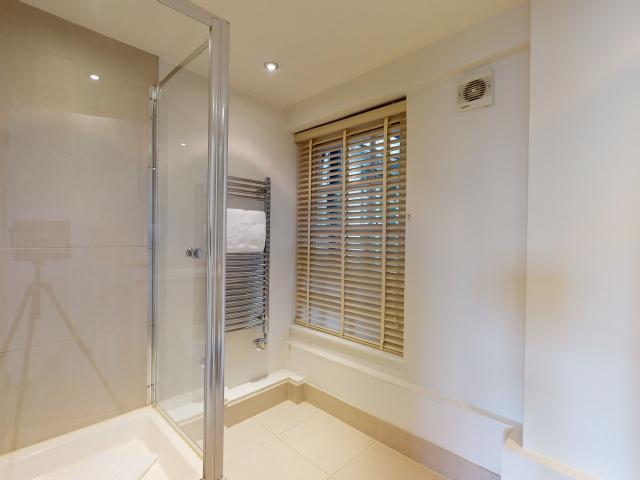 2 bedroom flat to rent on Fulham Road, London