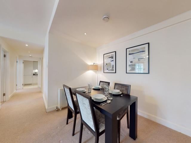 2 bedroom flat to rent on Fulham Road, London