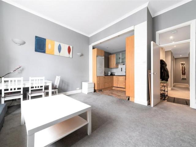 2 bedroom flat to rent on Gloucester Terrace, London