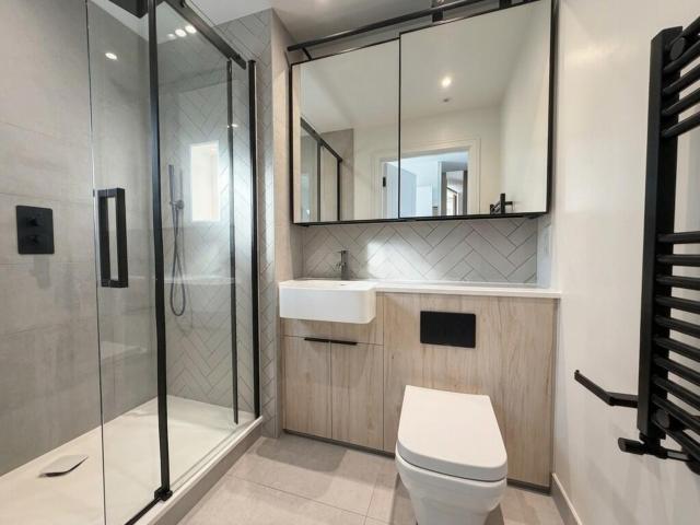 2 bedroom flat to rent on Greenleaf Walk, London