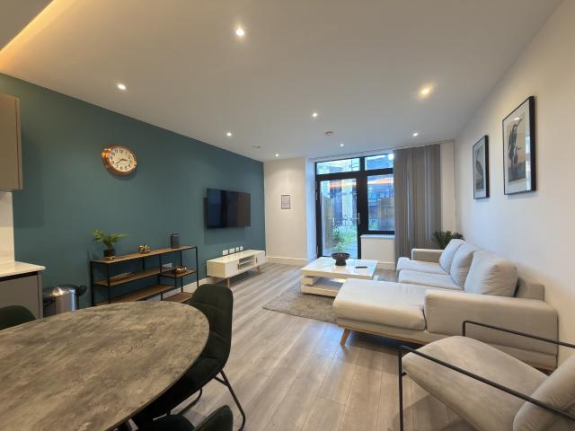 2 bedroom flat to rent on Harlequin Avenue, London