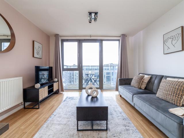 2 bedroom flat to rent on High Street, London