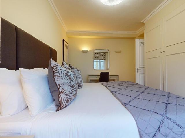 2 bedroom flat to rent on Hill Street, London