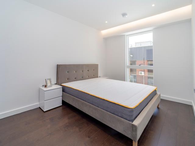 2 bedroom flat to rent on Lanchester Way, London