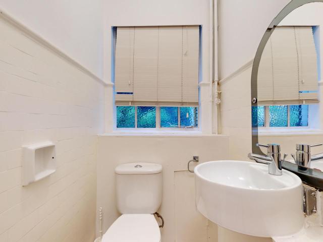 2 bedroom flat to rent on Park Road, London