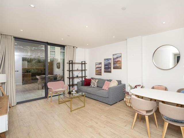 2 bedroom flat to rent on Piazza Walk, London