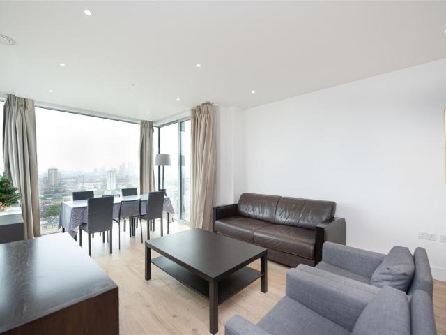 2 bedroom flat to rent on Piazza Walk, London