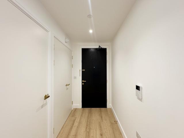 2 bedroom flat to rent on Quay Walk, London