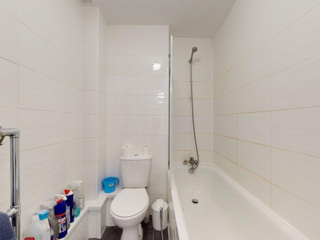 2 bedroom flat to rent on Queensway, London
