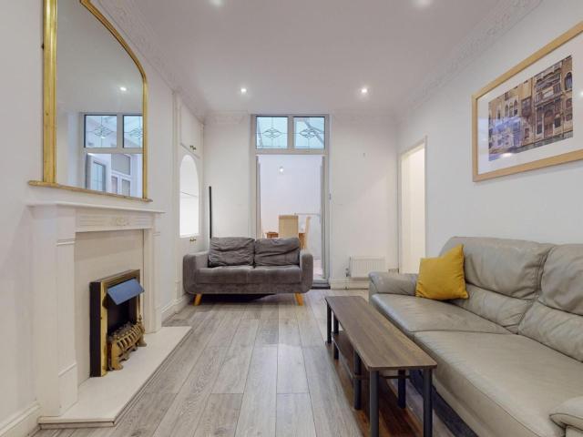2 bedroom flat to rent on Redcliffe Square, London