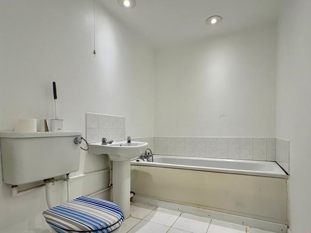 2 bedroom flat to rent on Redford Close, London