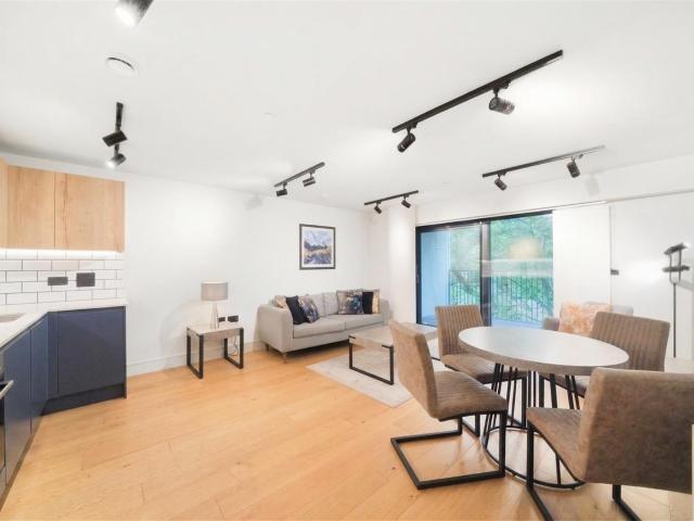 2 bedroom flat to rent on Tower Bridge Road, London