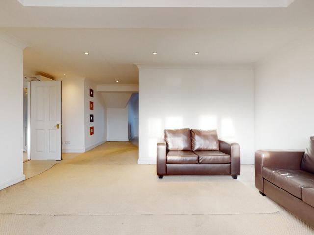 2 bedroom flat to rent on Walm Lane, London