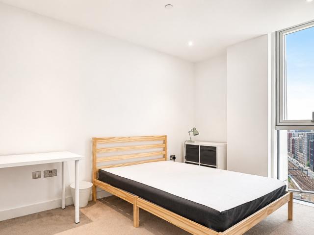 2 bedroom flat to rent on Wandsworth Road, London