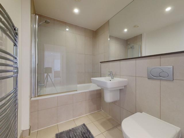 2 bedroom flat to rent on Wandsworth Road, London